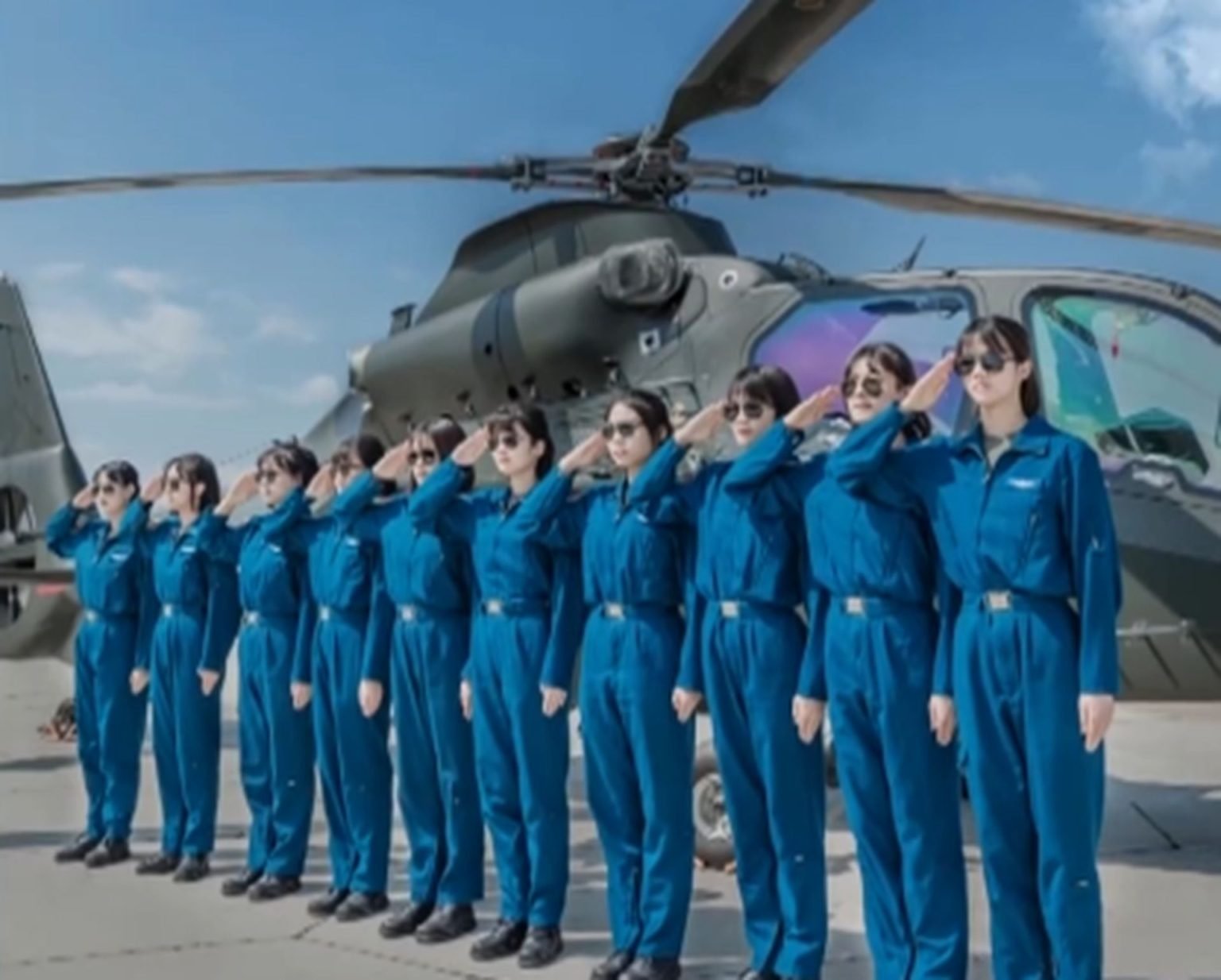 The first female helicopter pilots of the Chinese Army graduate