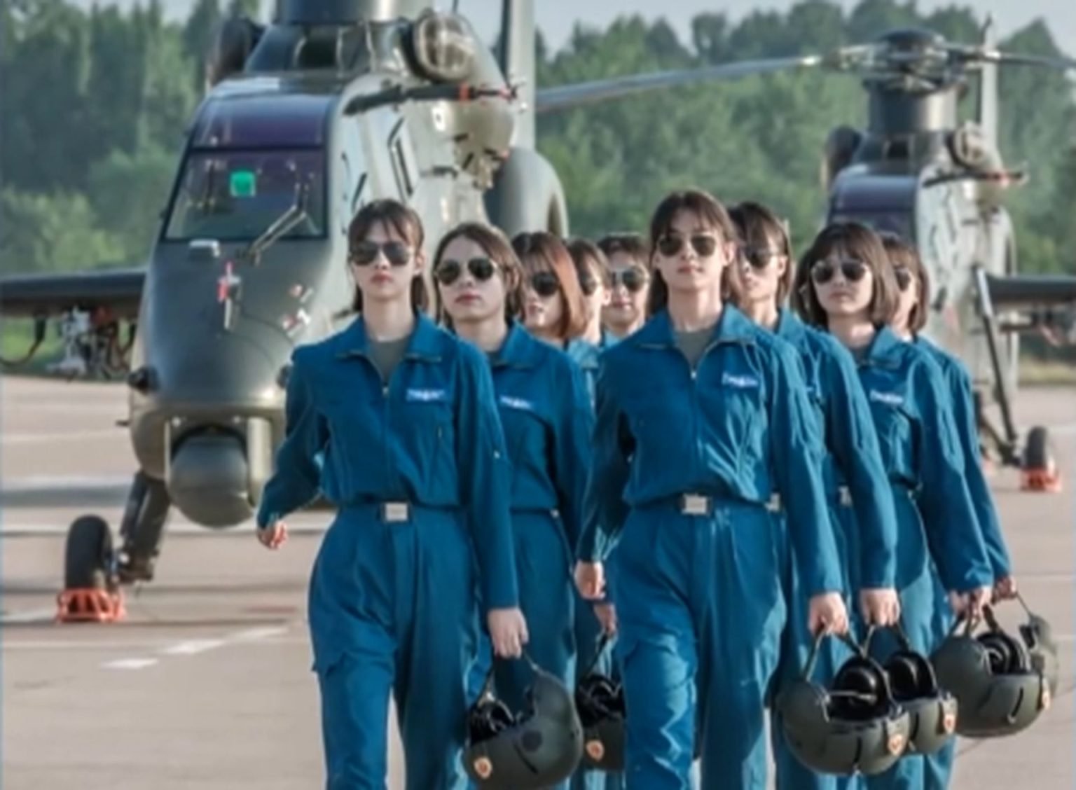 The first female helicopter pilots of the Chinese Army graduate