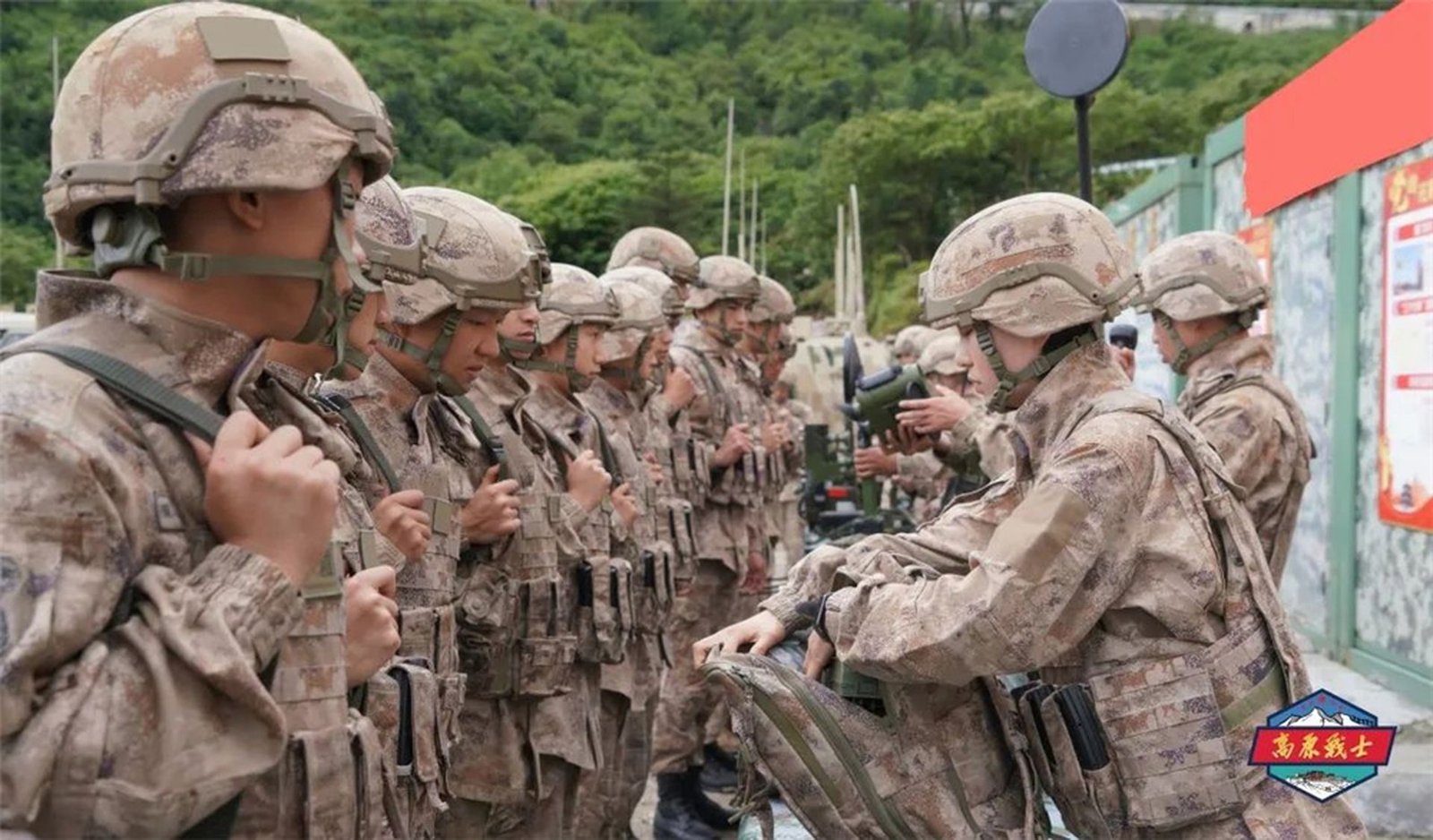 Tibet spring recruits attend equipment award ceremony
