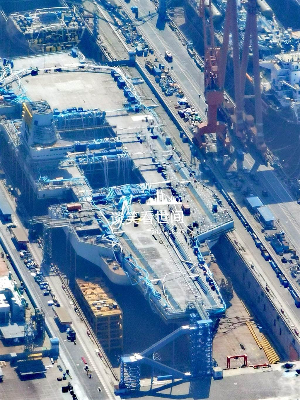 Type 003 carrier’s first electromagnetic catapult being installed