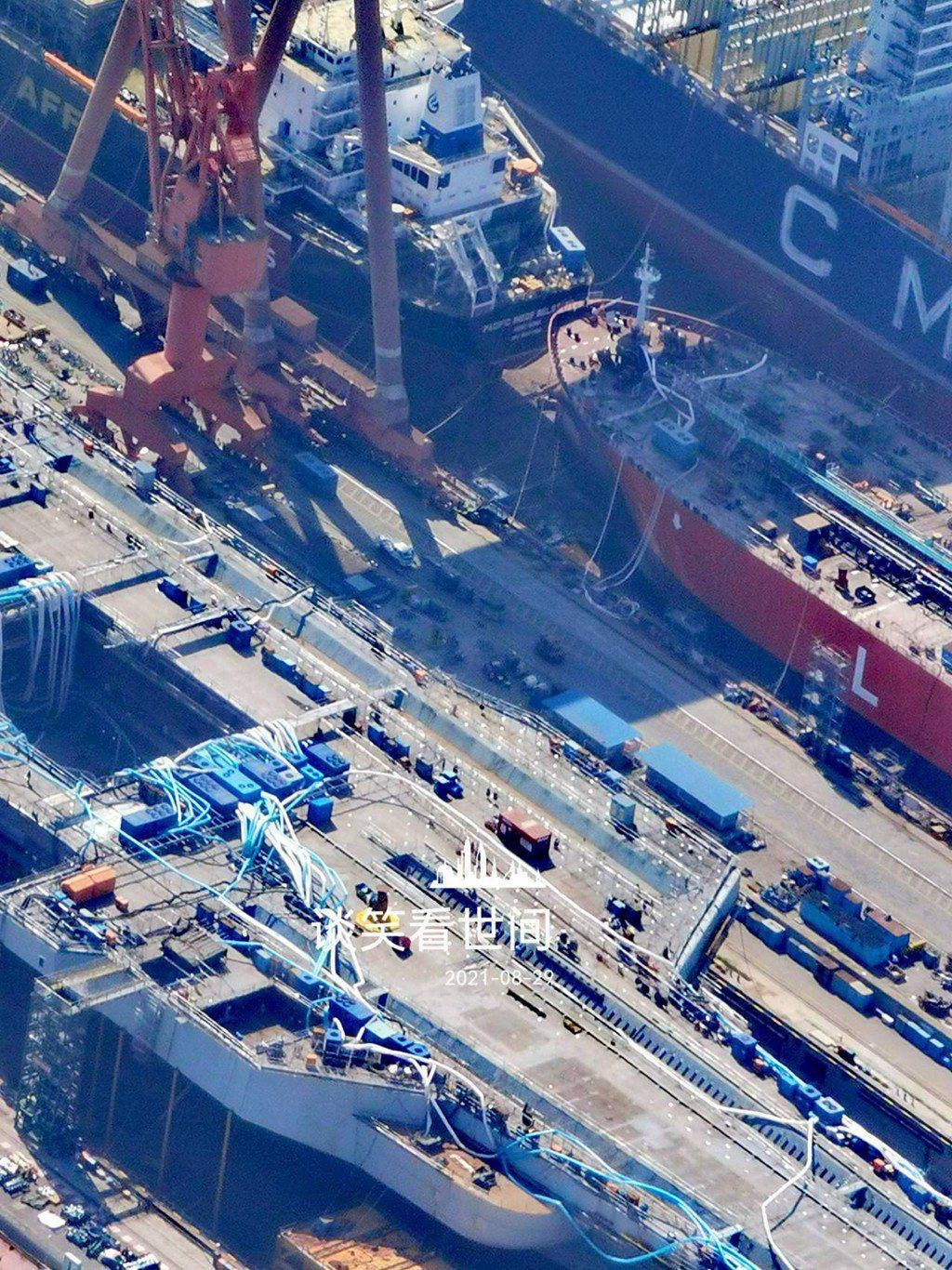 Type 003 carrier’s first electromagnetic catapult being installed