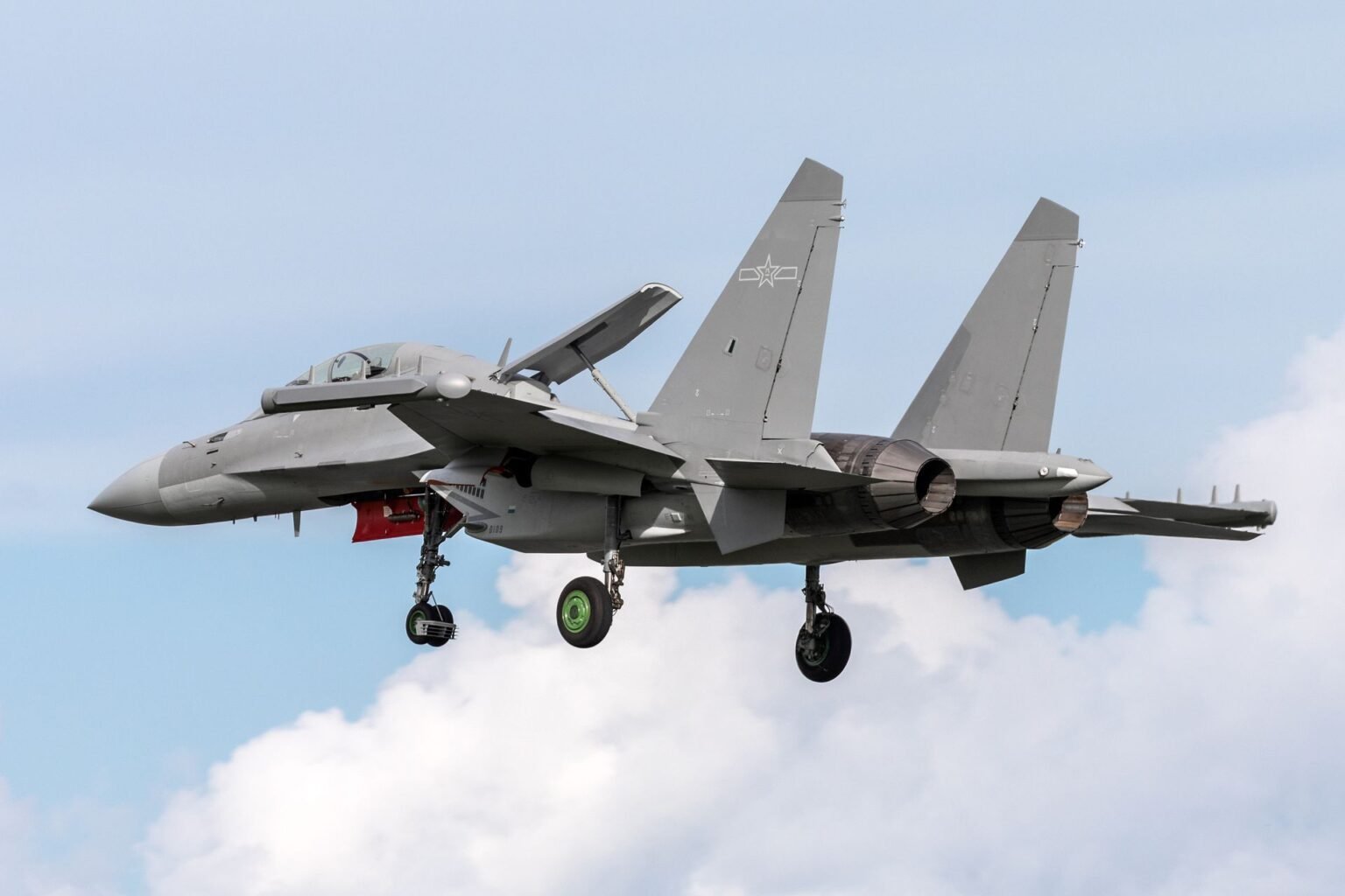 Standard formation of PLA aircraft attacking Taiwan emerges